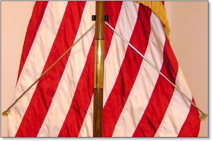 Flags spreader with sure grip clips hold flag securely in place